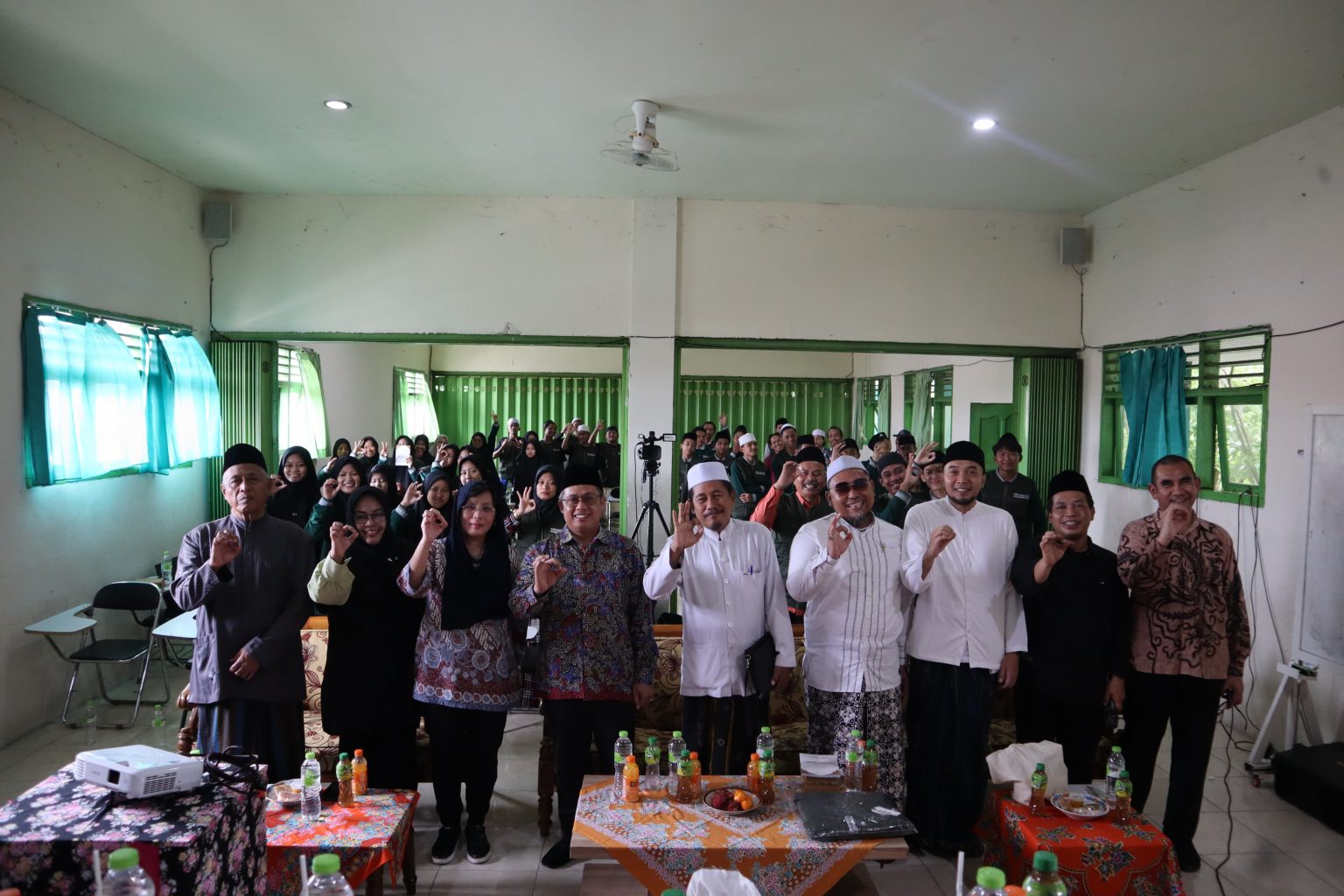 Zuhud Menurut - KH. Zuhri Zaini - Surau.co